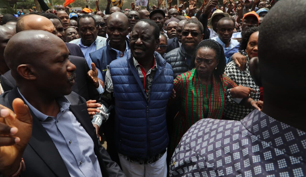 NTV Kenya: Raila hauls evidence in a lorry to the Supreme Court