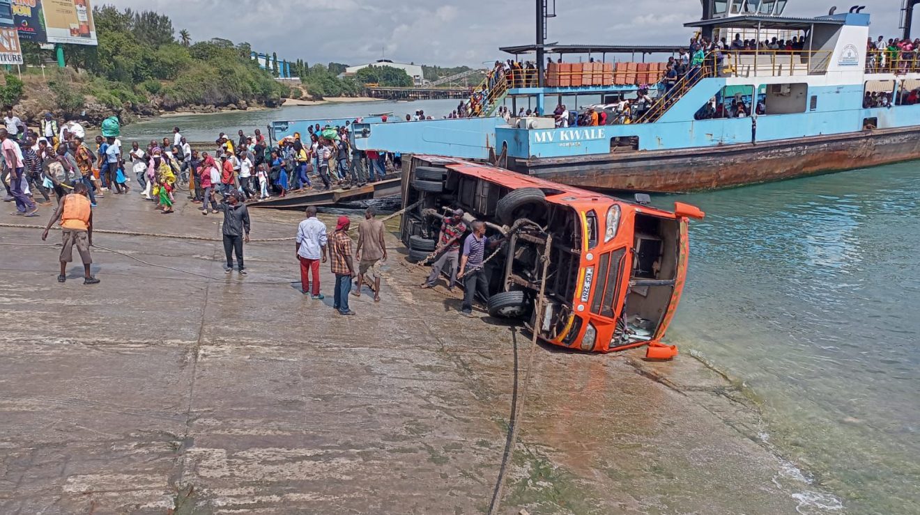 NTV Kenya: Bus overturns at Likoni ramp with passengers on board